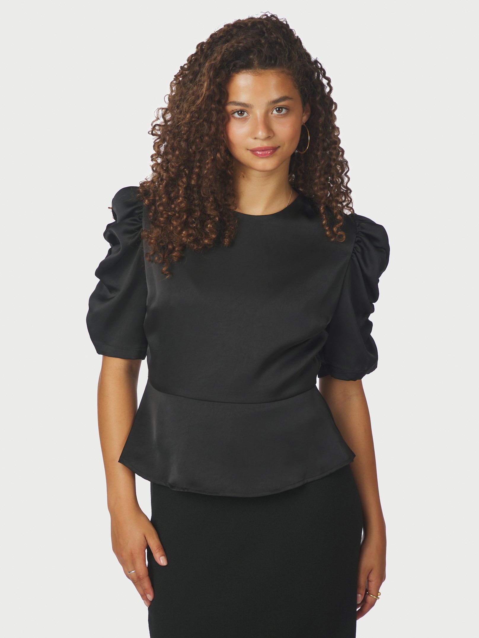 Neo Noir Top - Benua Heany Satin Top i Sort